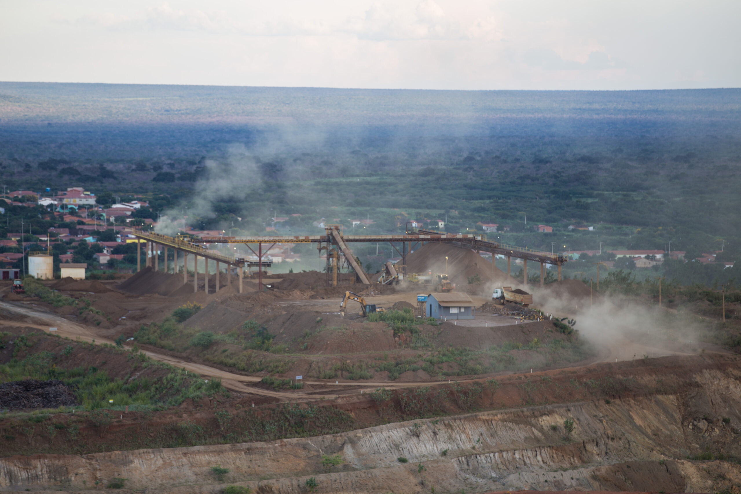 Mineradora não para durante pandemia e Angico dos Dias sofre com novas ...